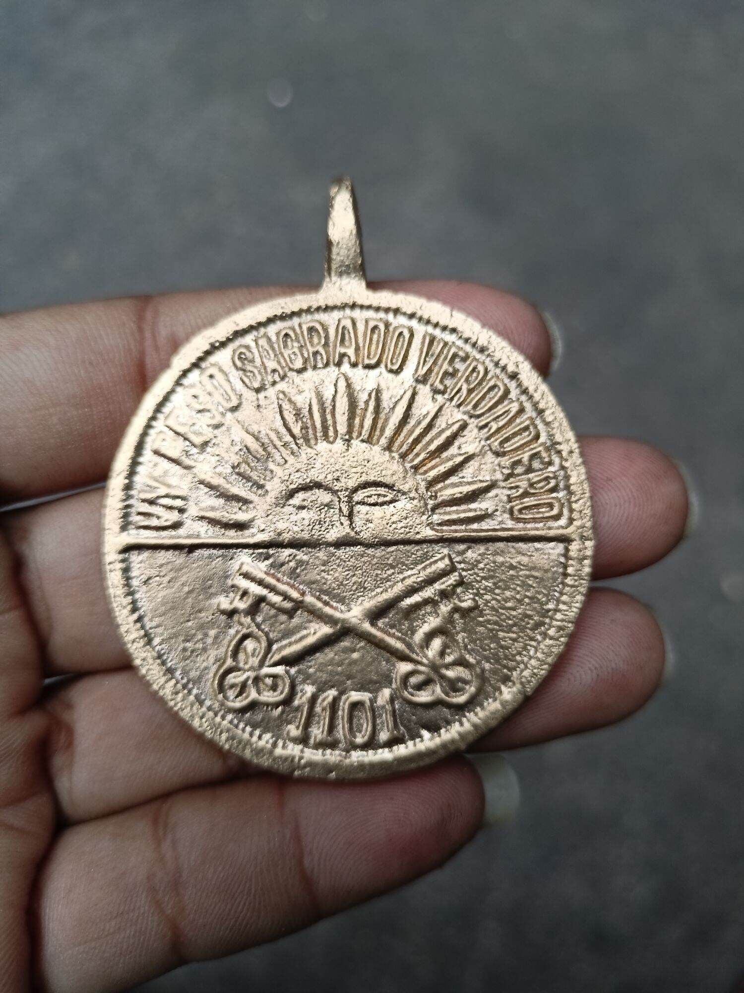 medalyong peso sagrado verdadero/swerte sa negosyo at trabaho | Lazada PH