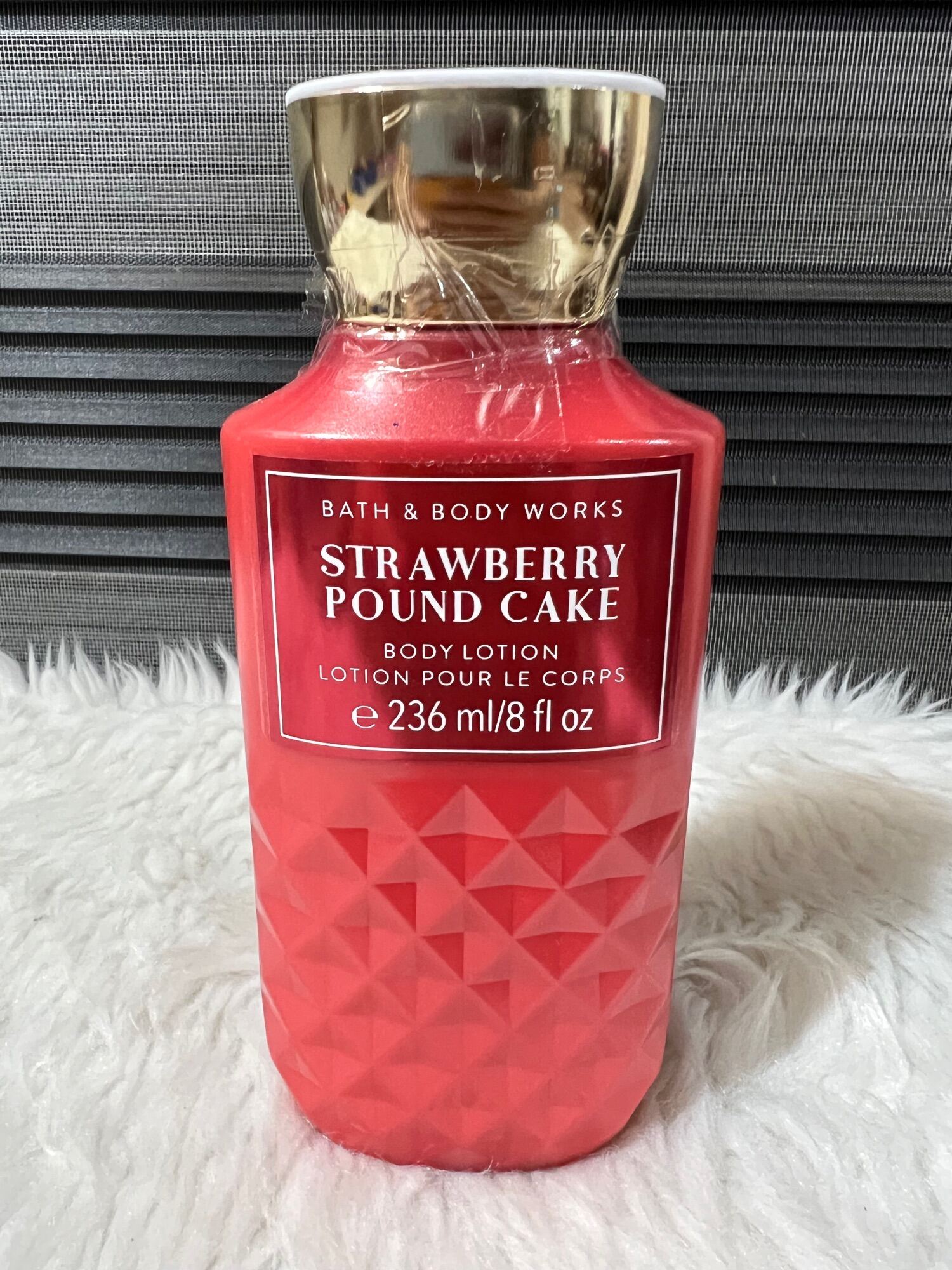 Authentic Bath and Body works Strawberry pound cake lotion 236mL ...