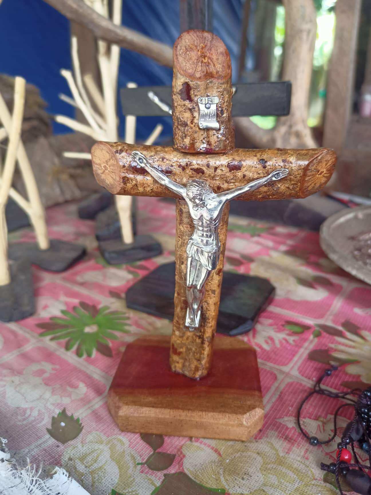 krus na nakapako sa sinukuang kahoy pang altar | Lazada PH