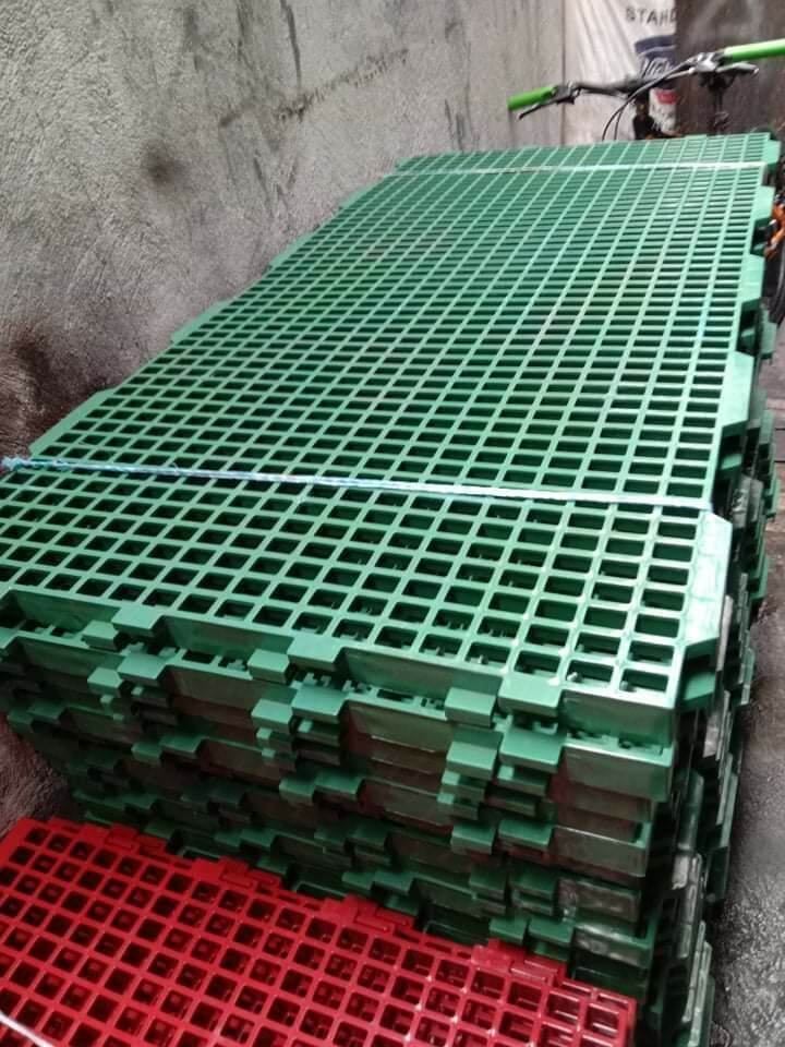 2x4 goat,pig,dog matting... plastic matting 2x4.... PER PIECE heavy ...