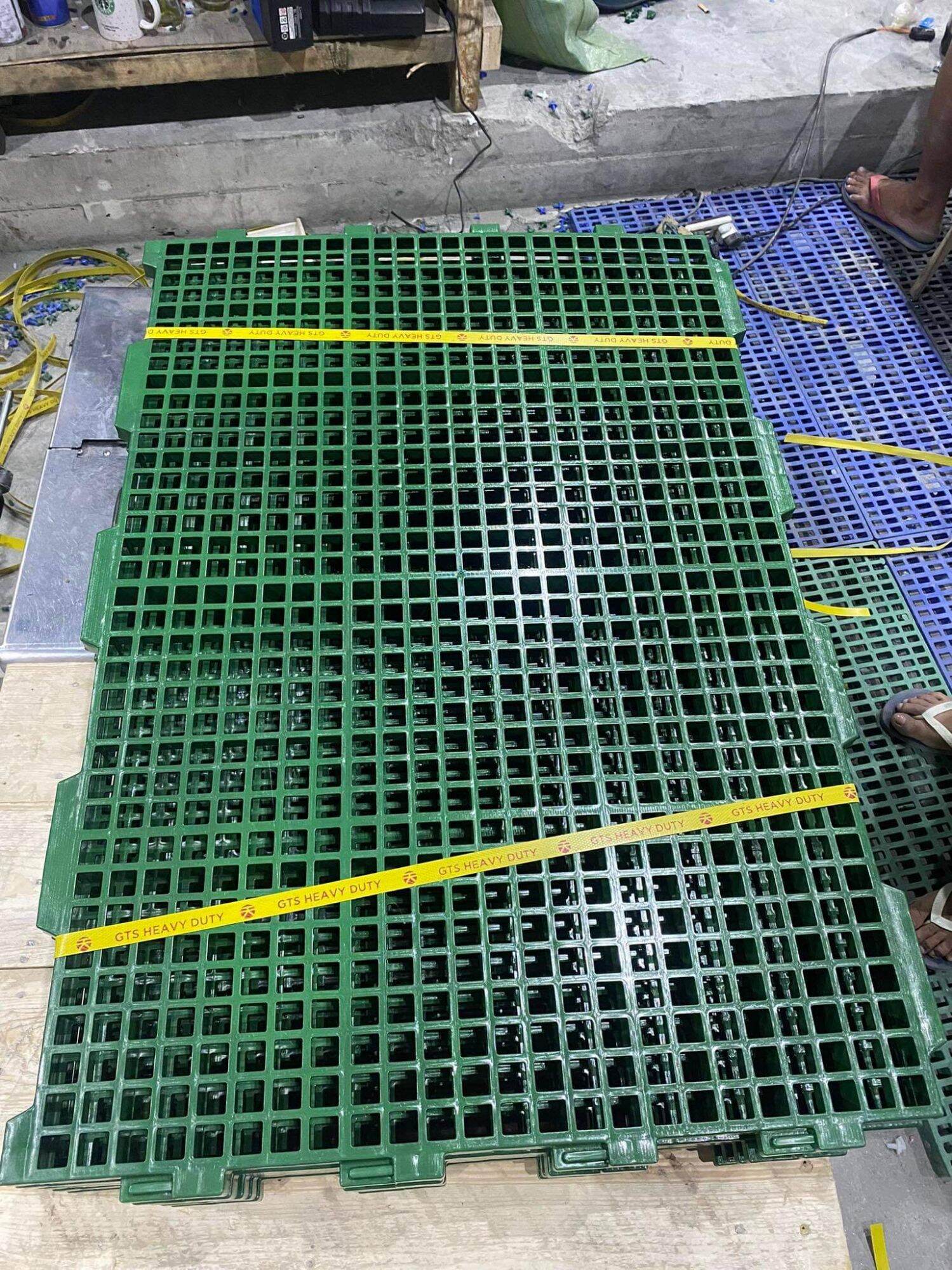 2x4 goat,pig,dog matting... PER PIECE..plastic matting 2x4... heavy ...